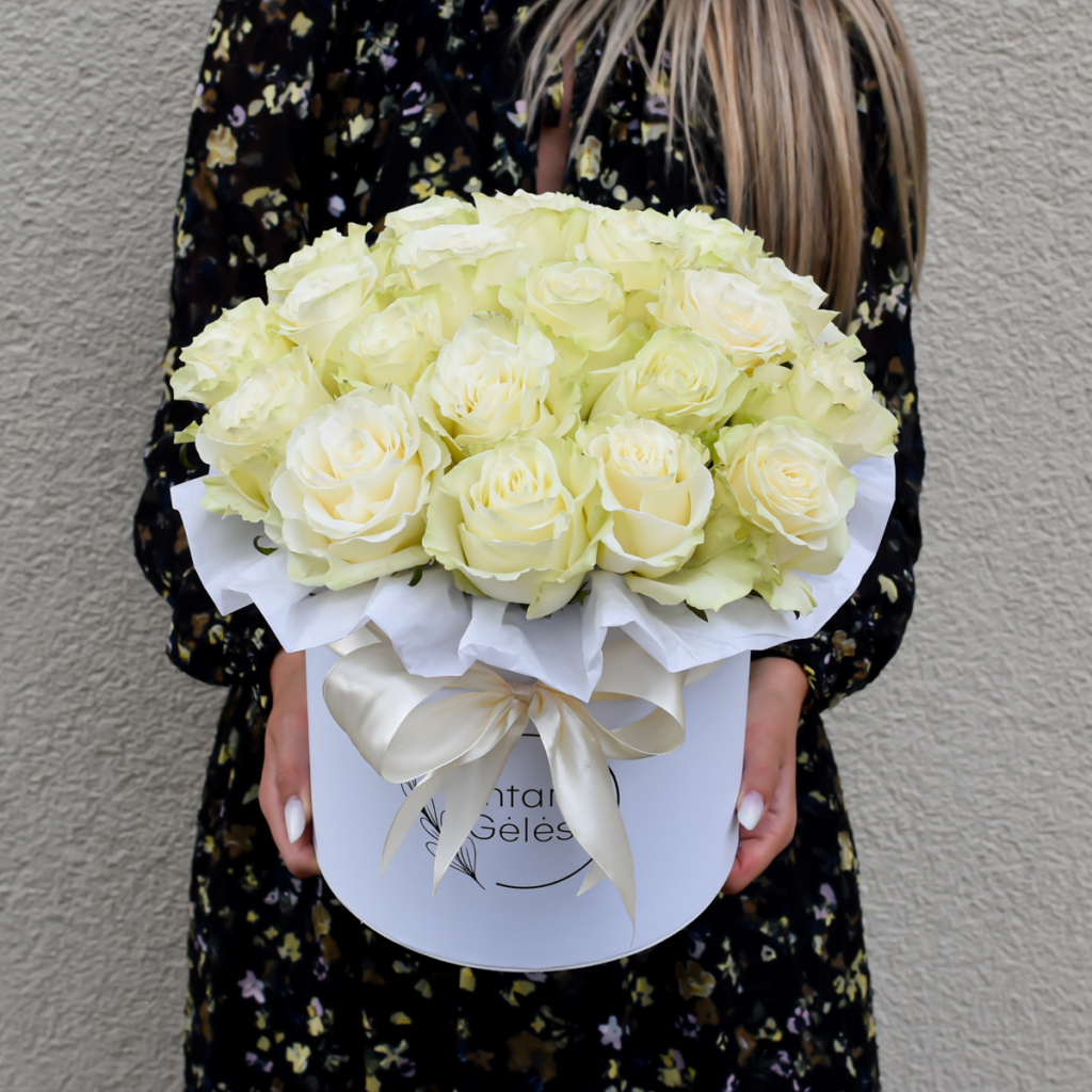 Elegantiška baltų rožių dėžutė | Baltos rožės moterims | GintarėsGėlės