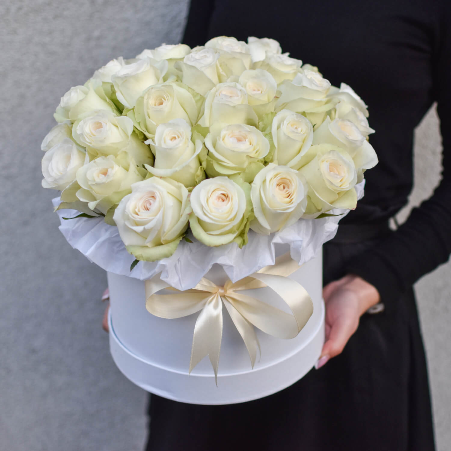 Elegantiška baltų rožių dėžutė | Baltos rožės moterims | GintarėsGėlės