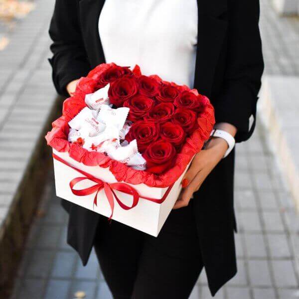 Square Box of Roses "Surprise" | Flower delivery | Ginatres Geles