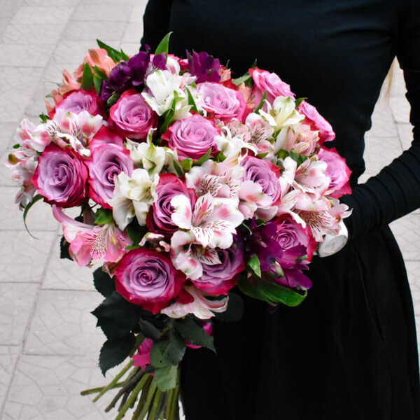 Rožinių rožių ir alstromerijų puokštė | Gintarės Gėlės