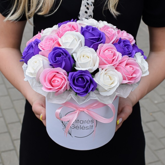 Muilo gėlių dėžutė „Baltos, rožinės, violetinės rožės“ | GintarėsGėlės