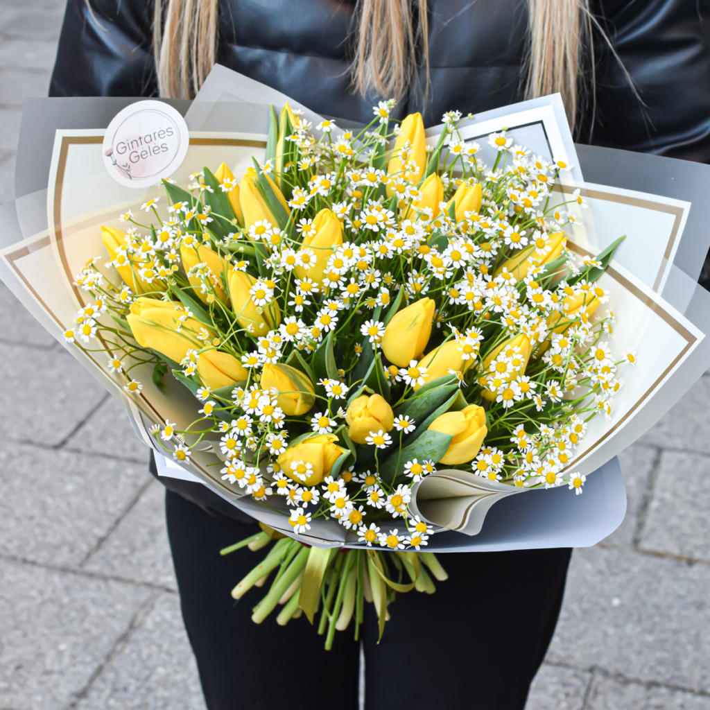 Geltonų tulpių ir ramunėlių puokštė | Gintarės Gėlės