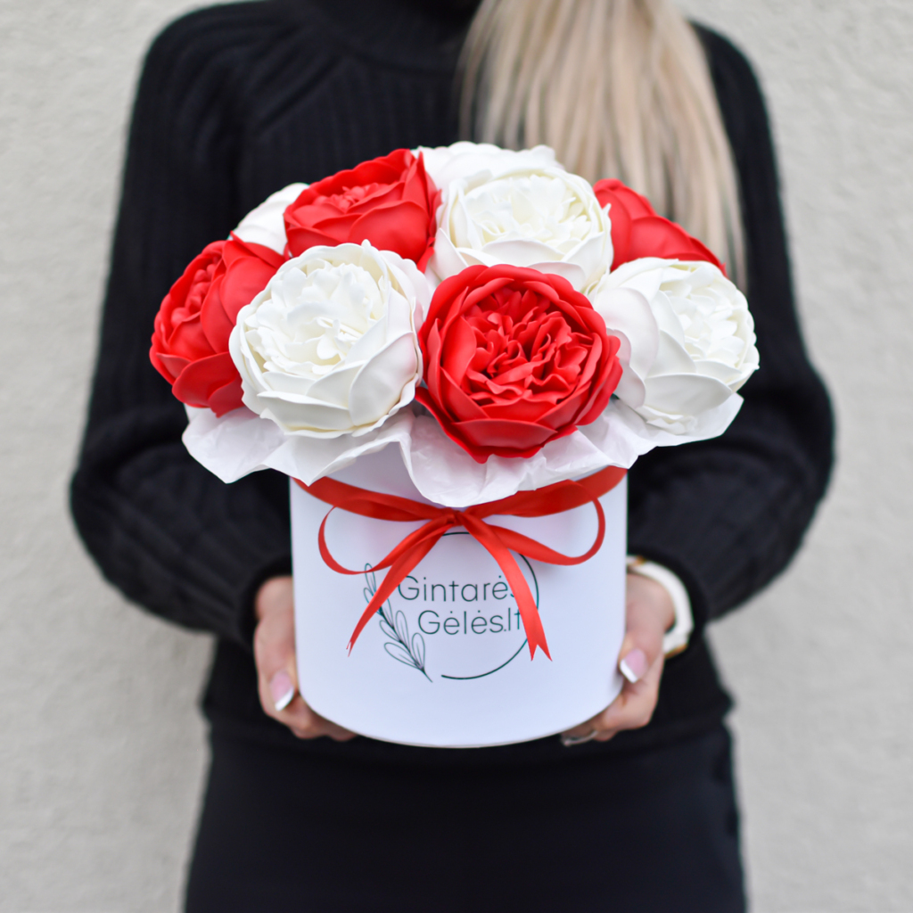 Muilo gėlės dėžutėje „Balti ir raudoni bijūnai“ | Gintarės Gėlės